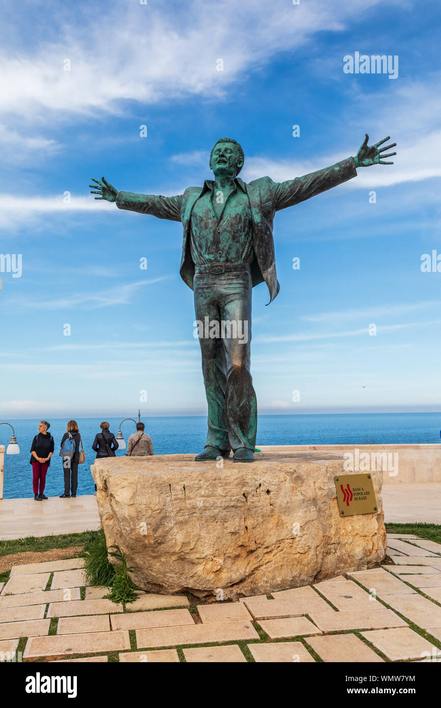 Mare domenico modugno statue hi-res stock photography and images - Alamy