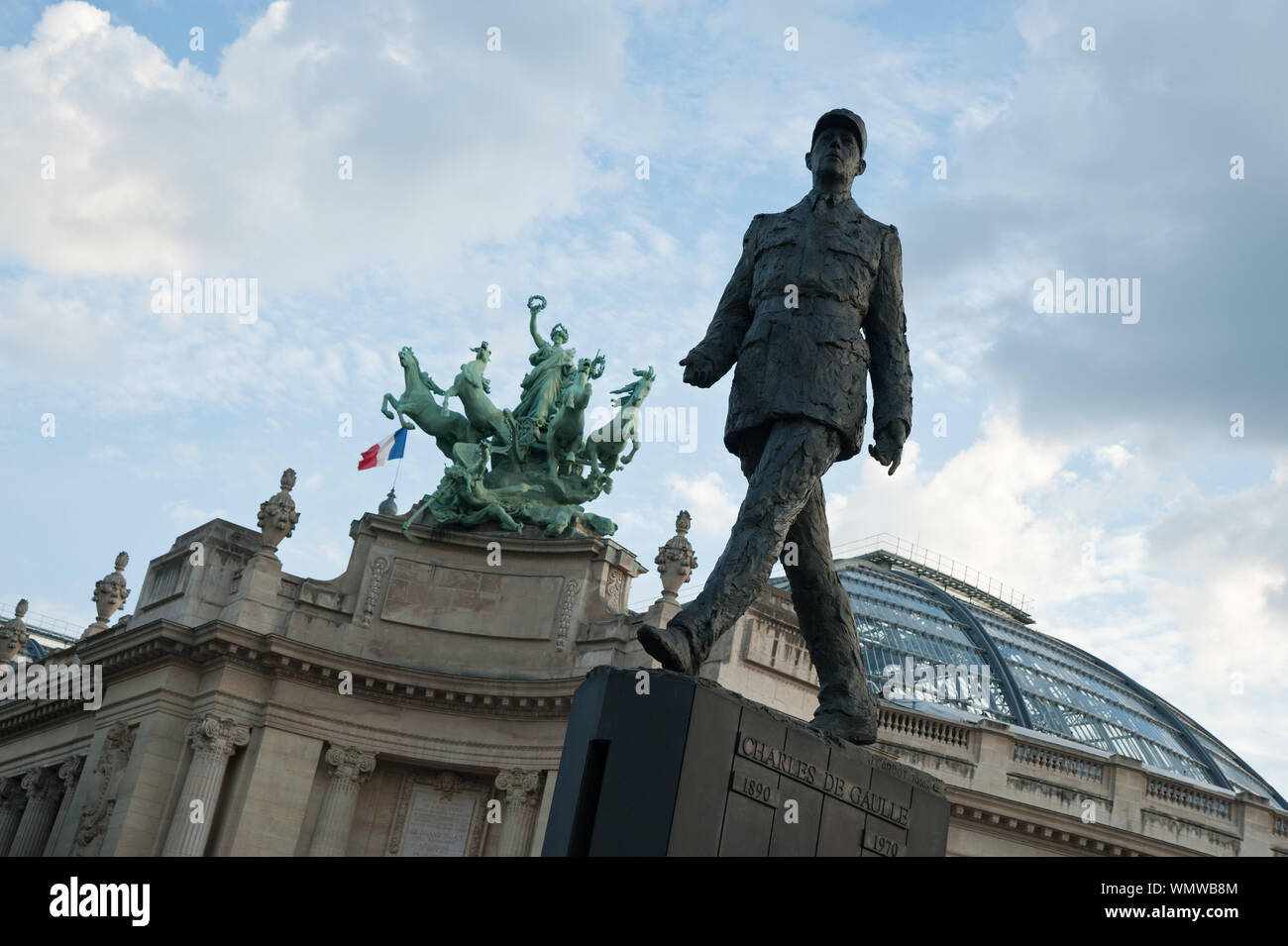 Paris, Avenue des Champs-Elysées, Denkmal General de Gaulle Stock Photo ...