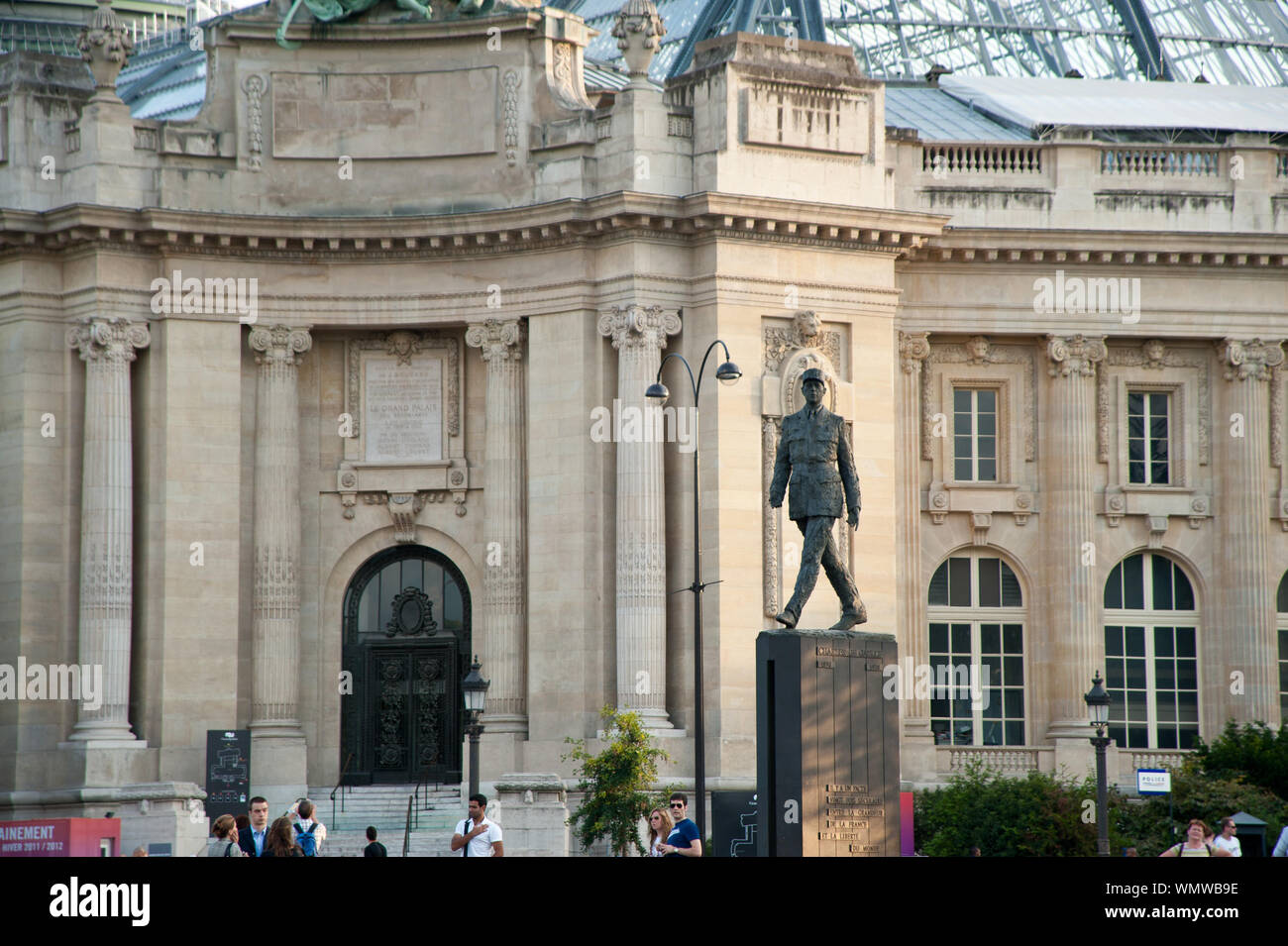 Paris, Avenue des Champs-Elysées, Denkmal General de Gaulle Stock Photo ...
