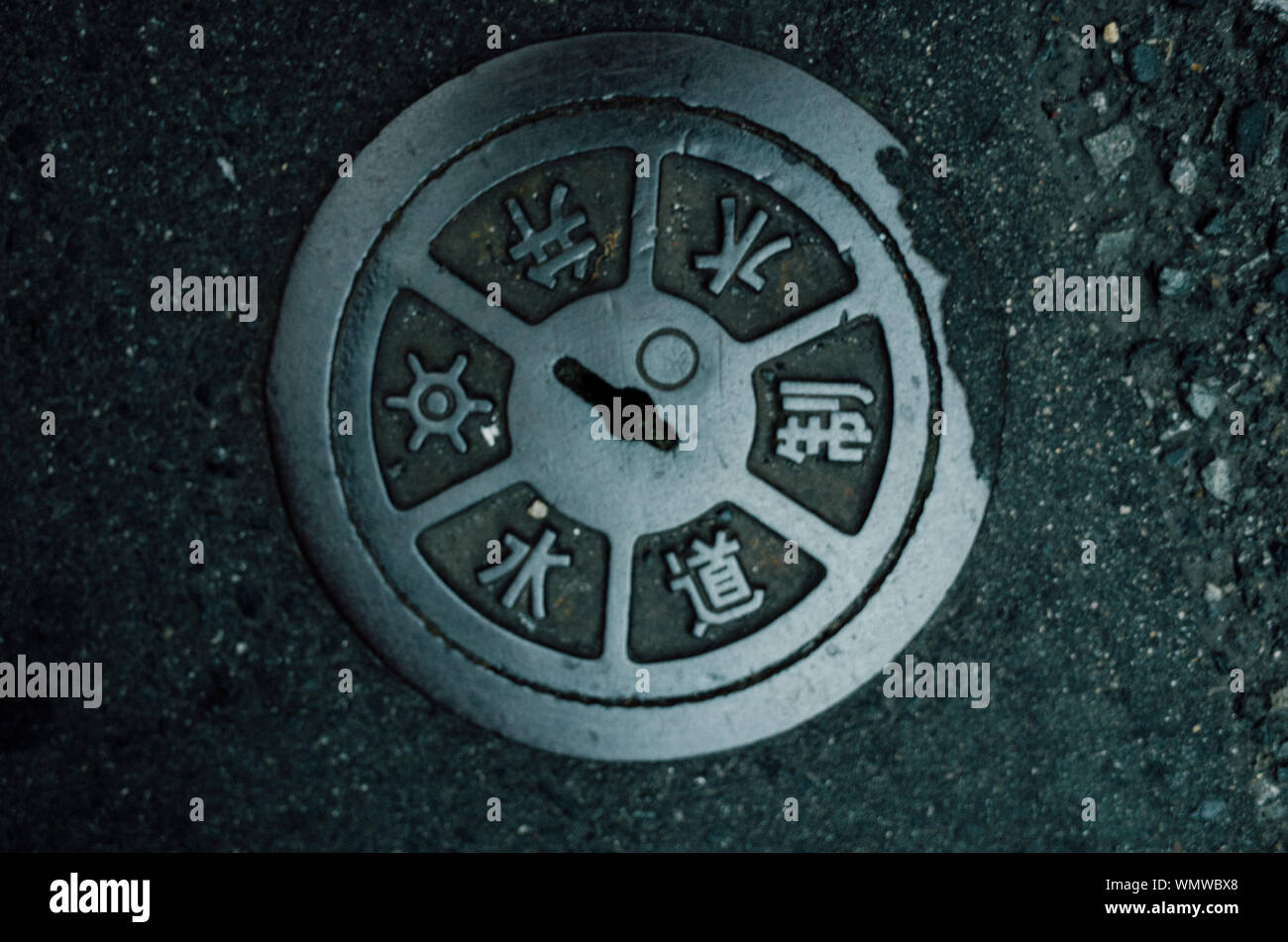 Manhole sign hi-res stock photography and images - Alamy