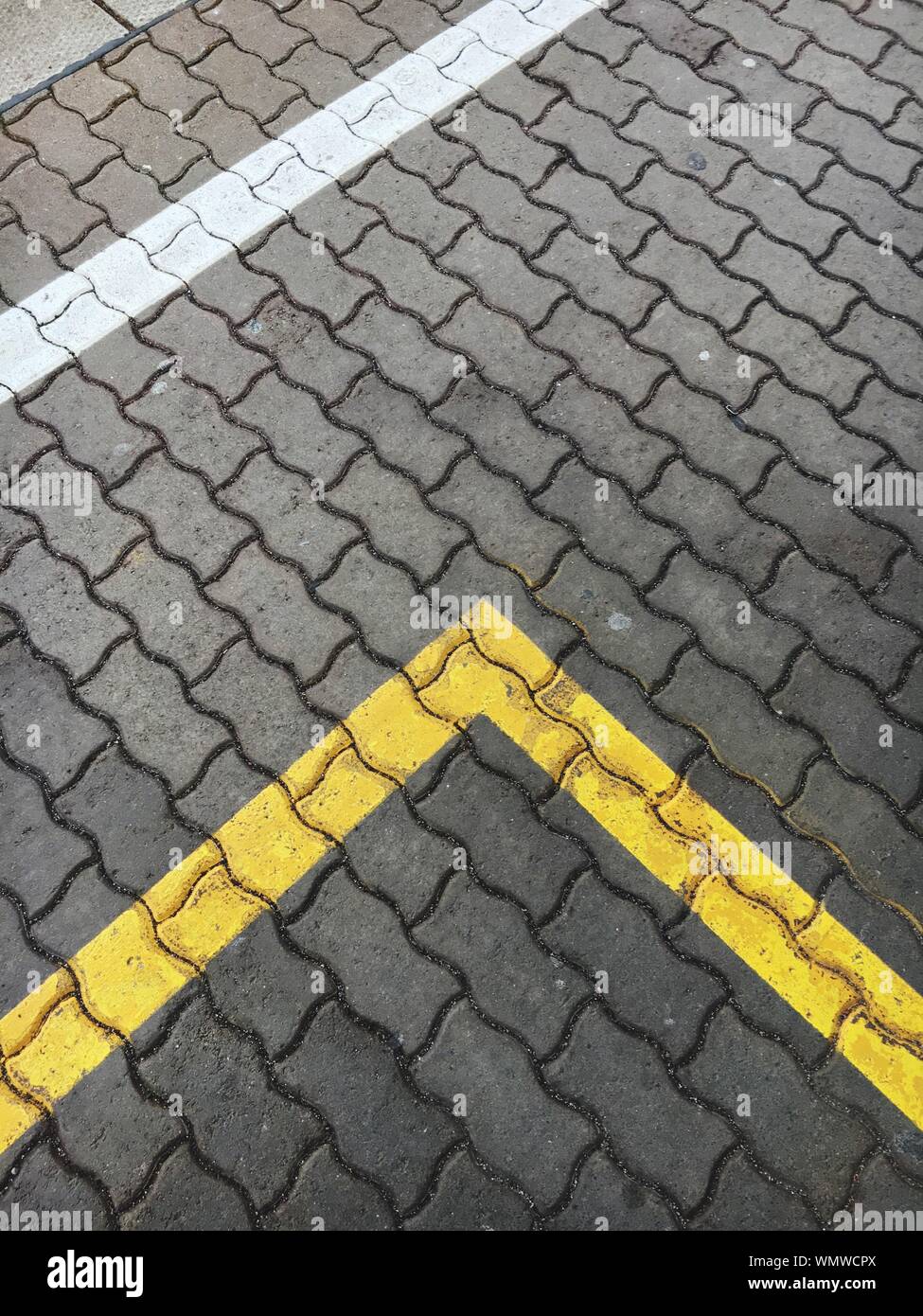 Corner walkway hi-res stock photography and images - Alamy