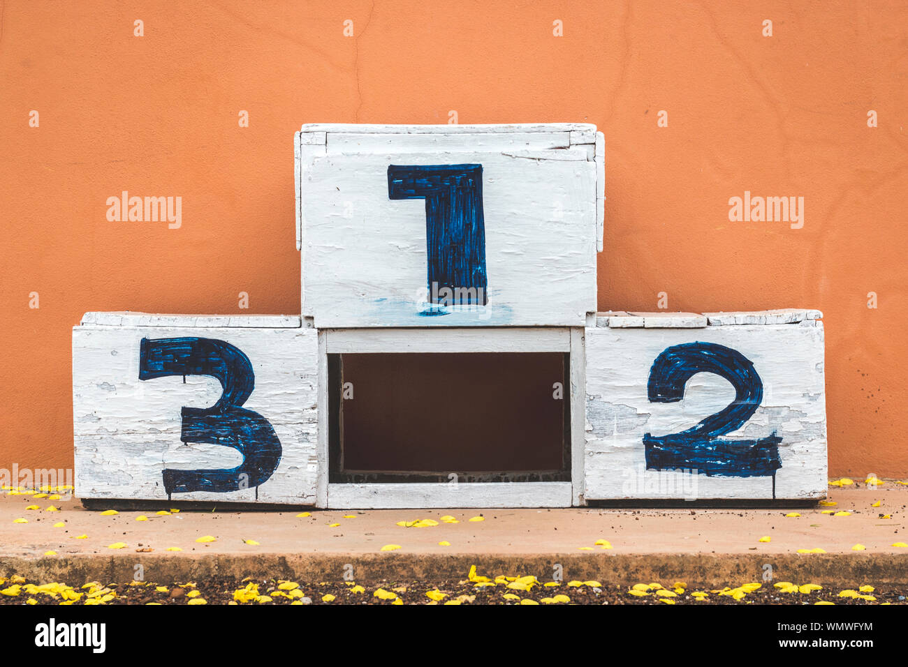 Platform wall hi-res stock photography and images - Alamy