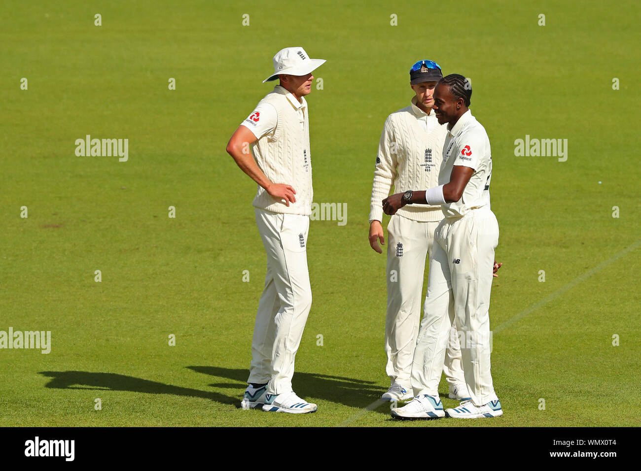 Stuart broad and joe root hi-res stock photography and images - Alamy