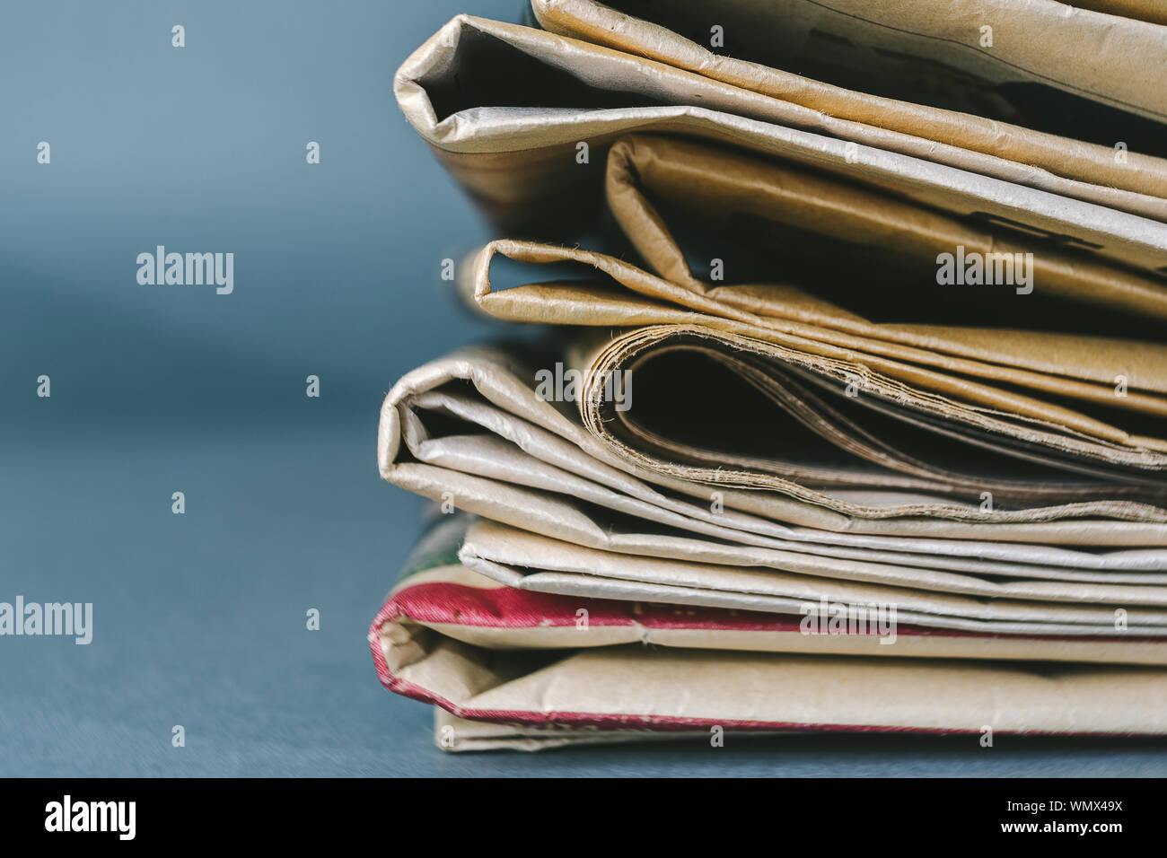 Table newspapers hi-res stock photography and images - Alamy