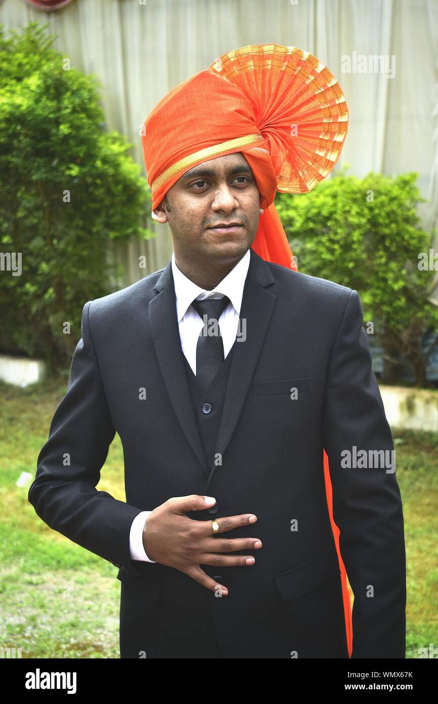 Man dressed with turban hi-res stock photography and images - Alamy