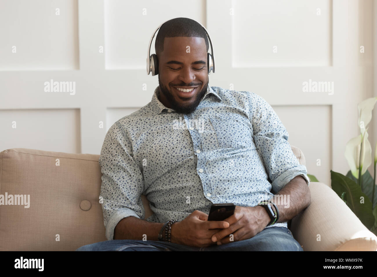 Bluetooth headphones hi-res stock photography and images - Alamy
