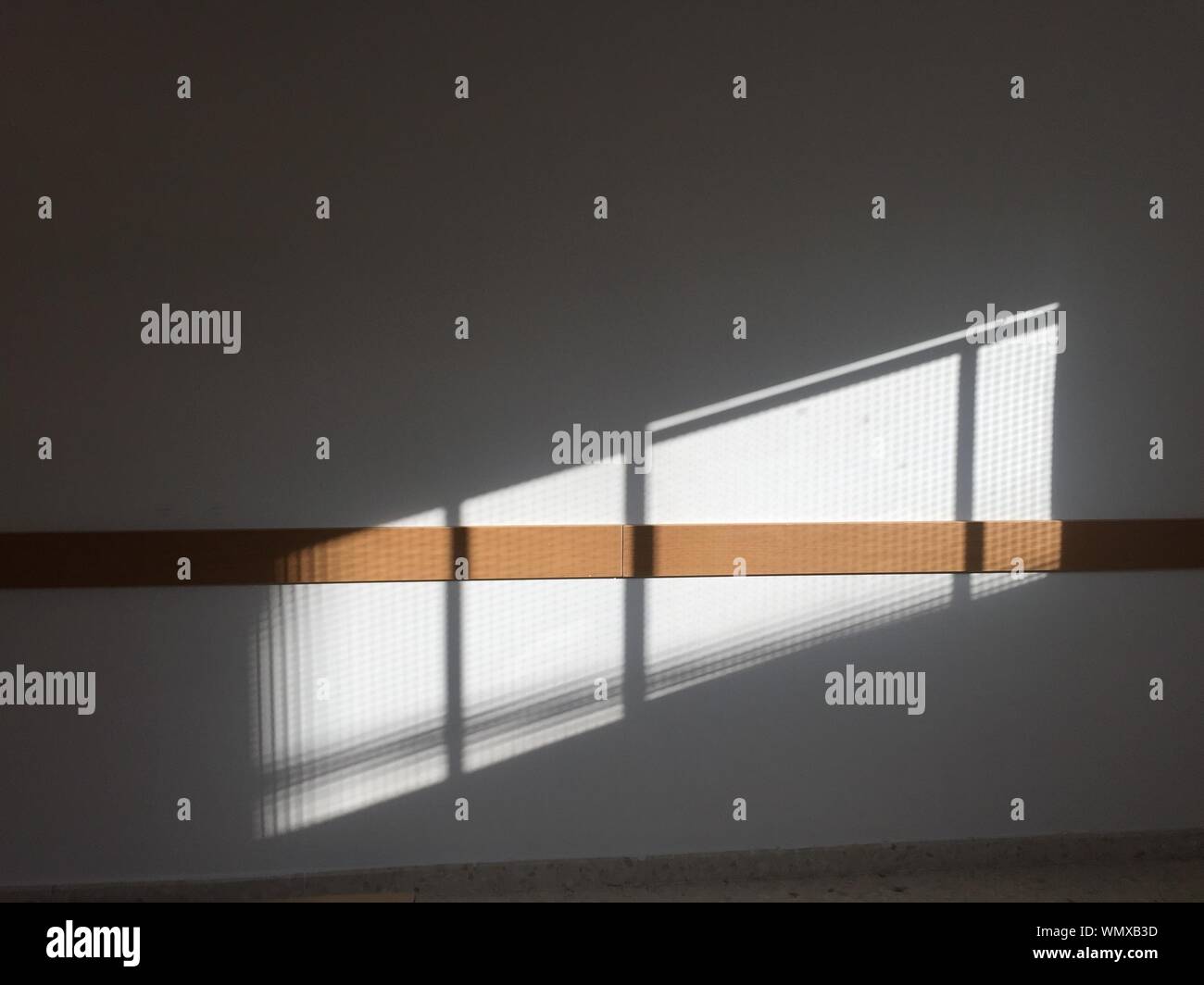 Sunlight through window on wall hi-res stock photography and images - Alamy