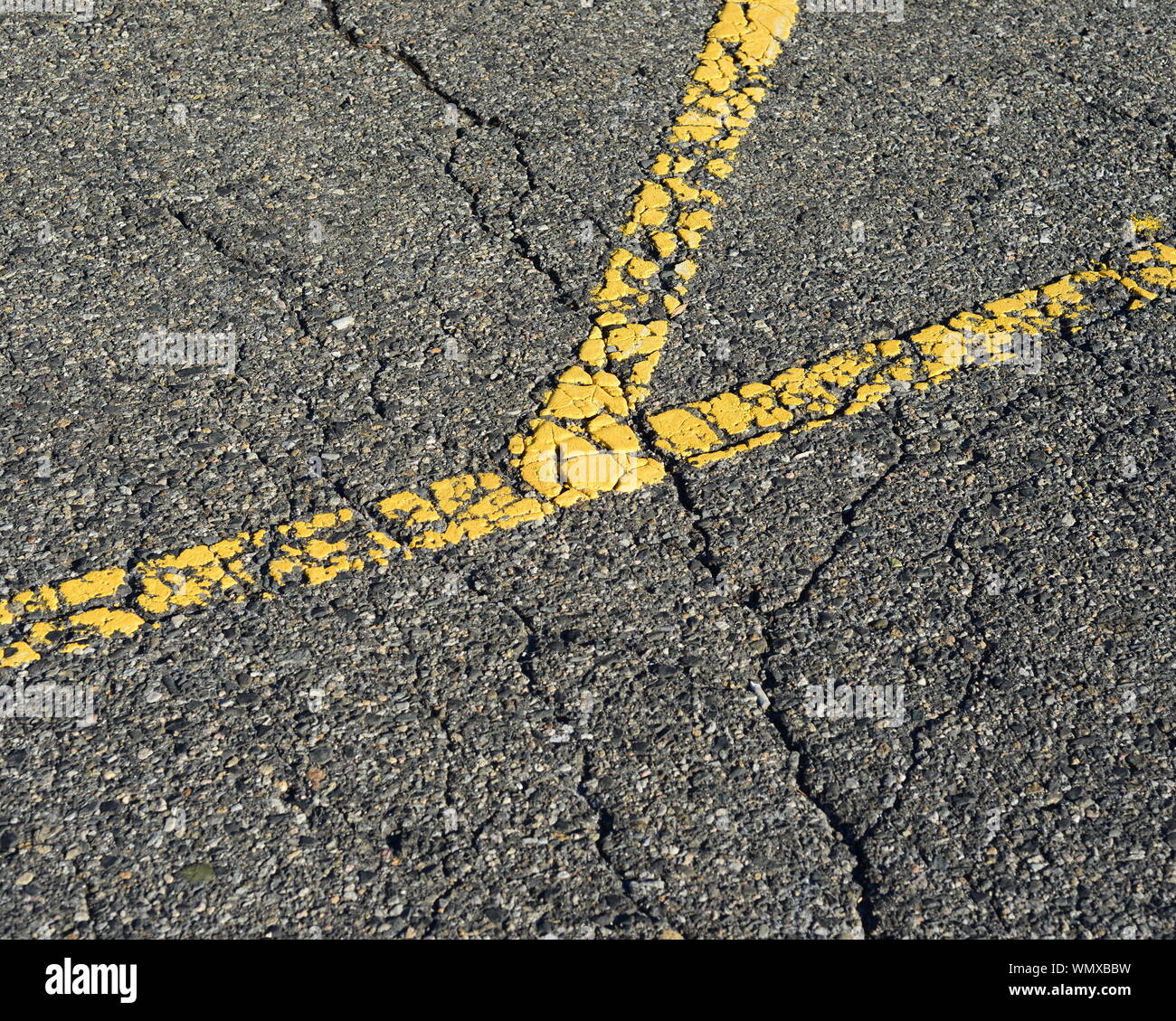 Yellow road marking hi-res stock photography and images - Alamy
