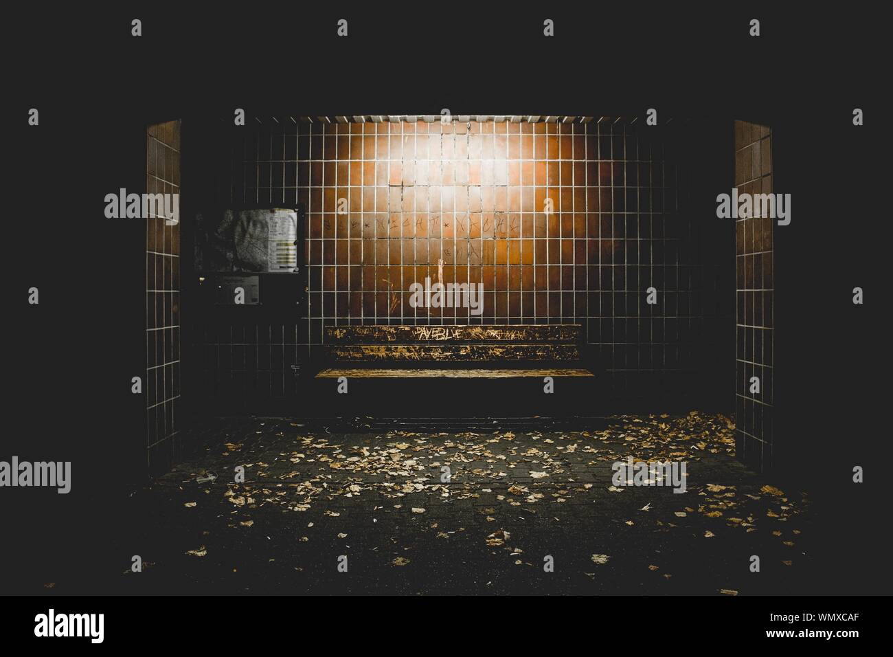 Bus bench night hi-res stock photography and images - Alamy