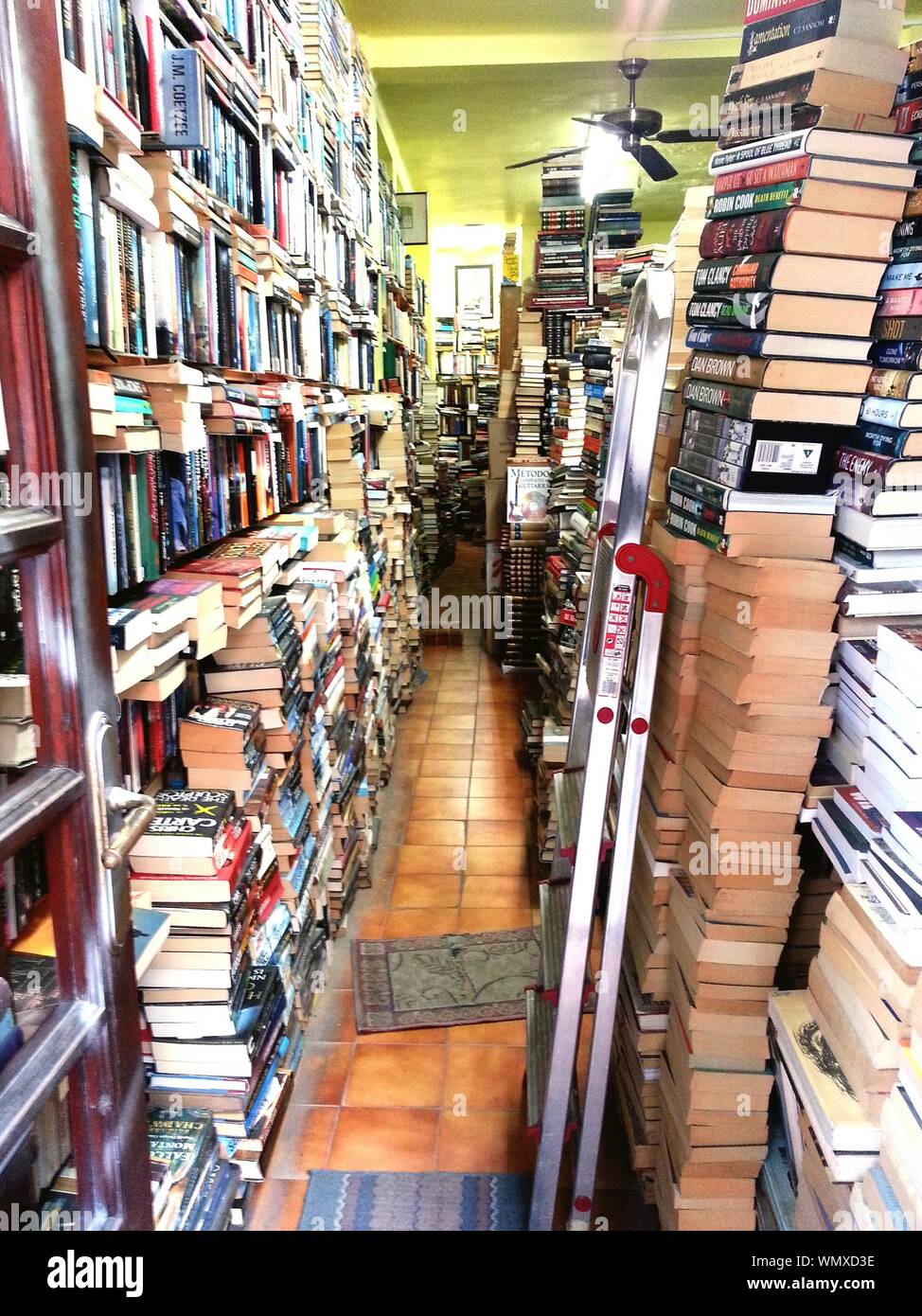 Book store sale hi-res stock photography and images - Alamy