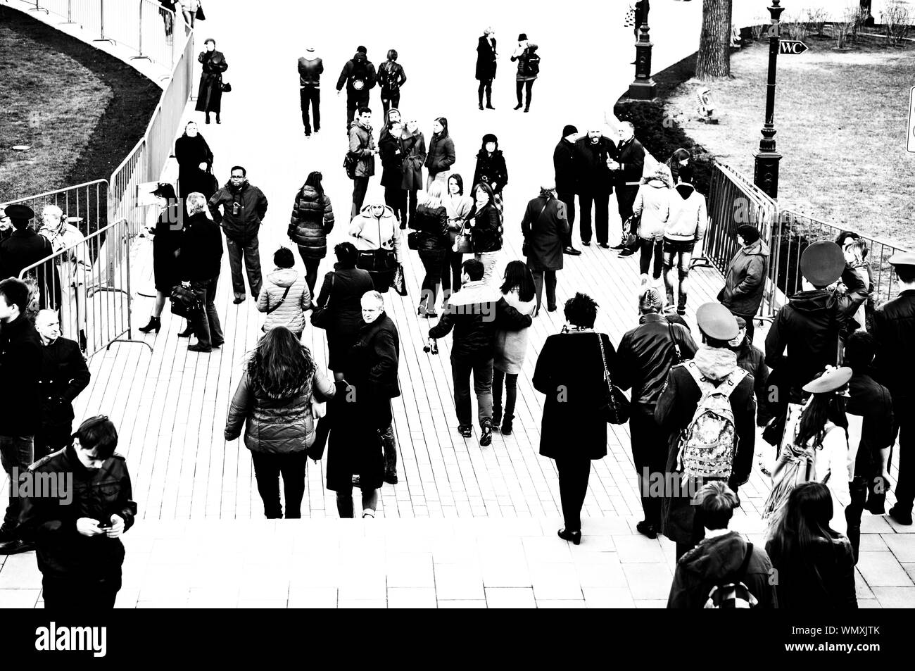 Standing people group hi-res stock photography and images - Alamy