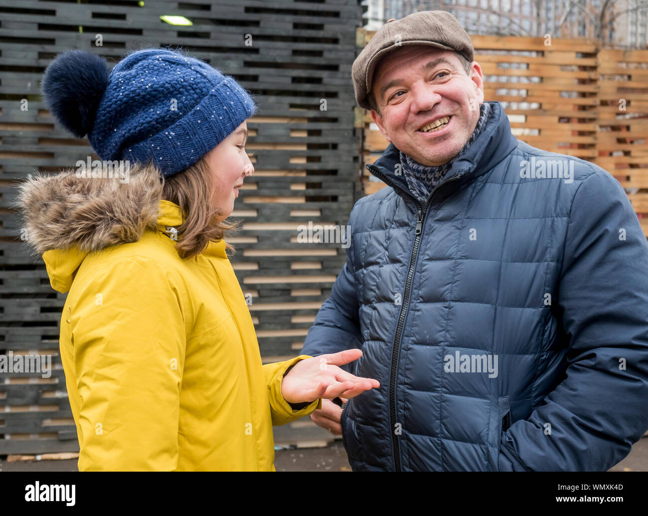 Father daughter talking hi-res stock photography and images - Alamy