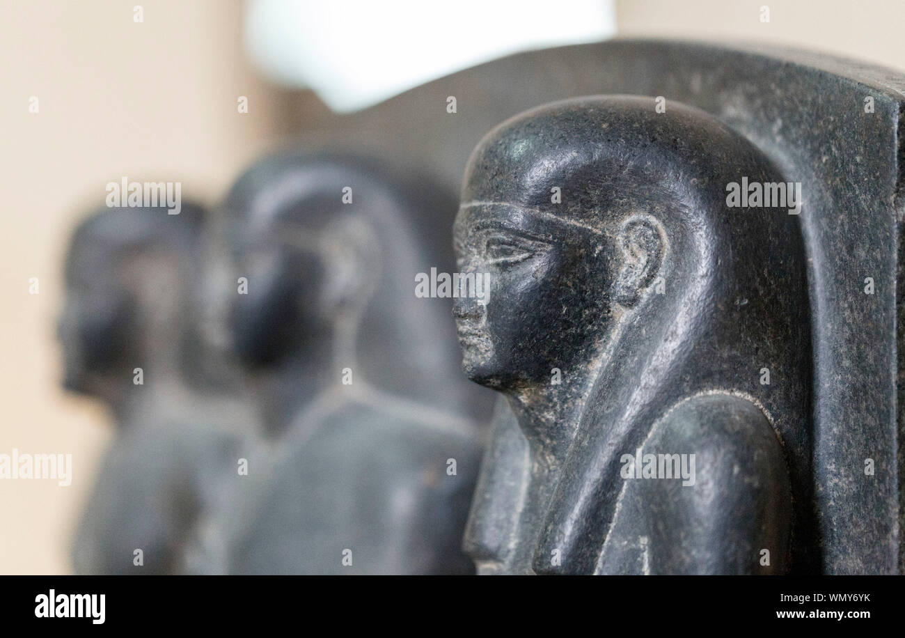 Pharaoh statues hi-res stock photography and images - Alamy
