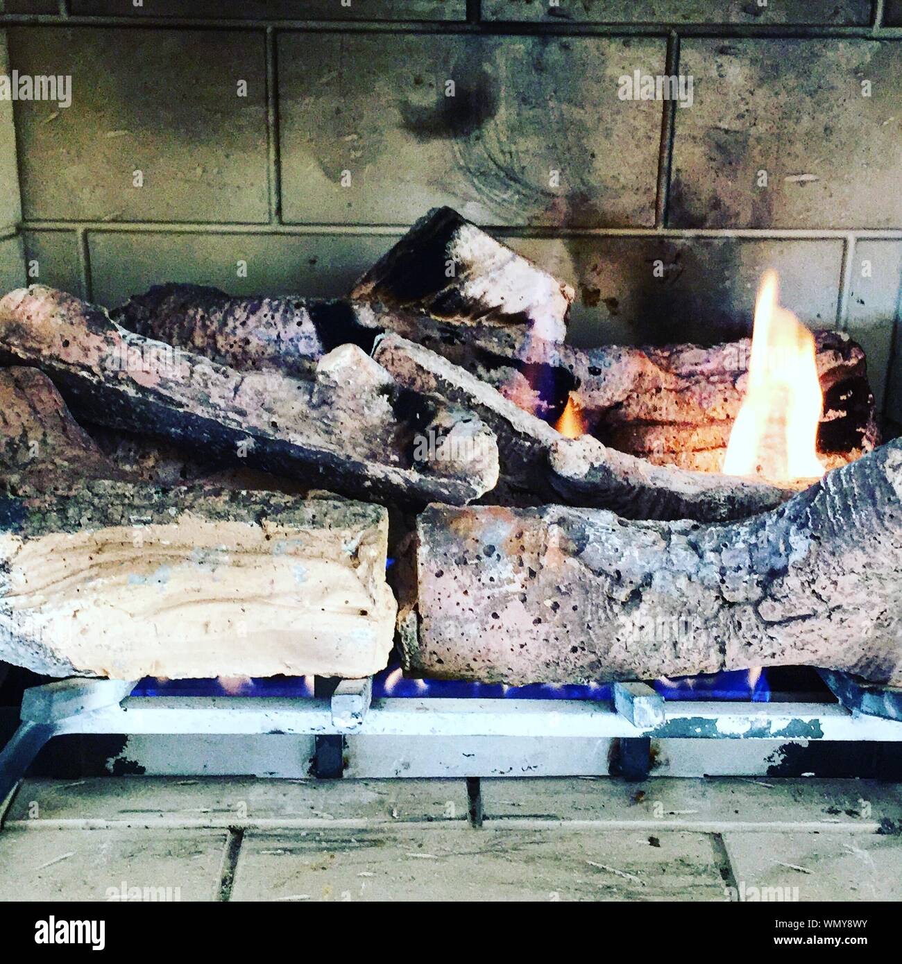 Fireplace log hi-res stock photography and images - Alamy