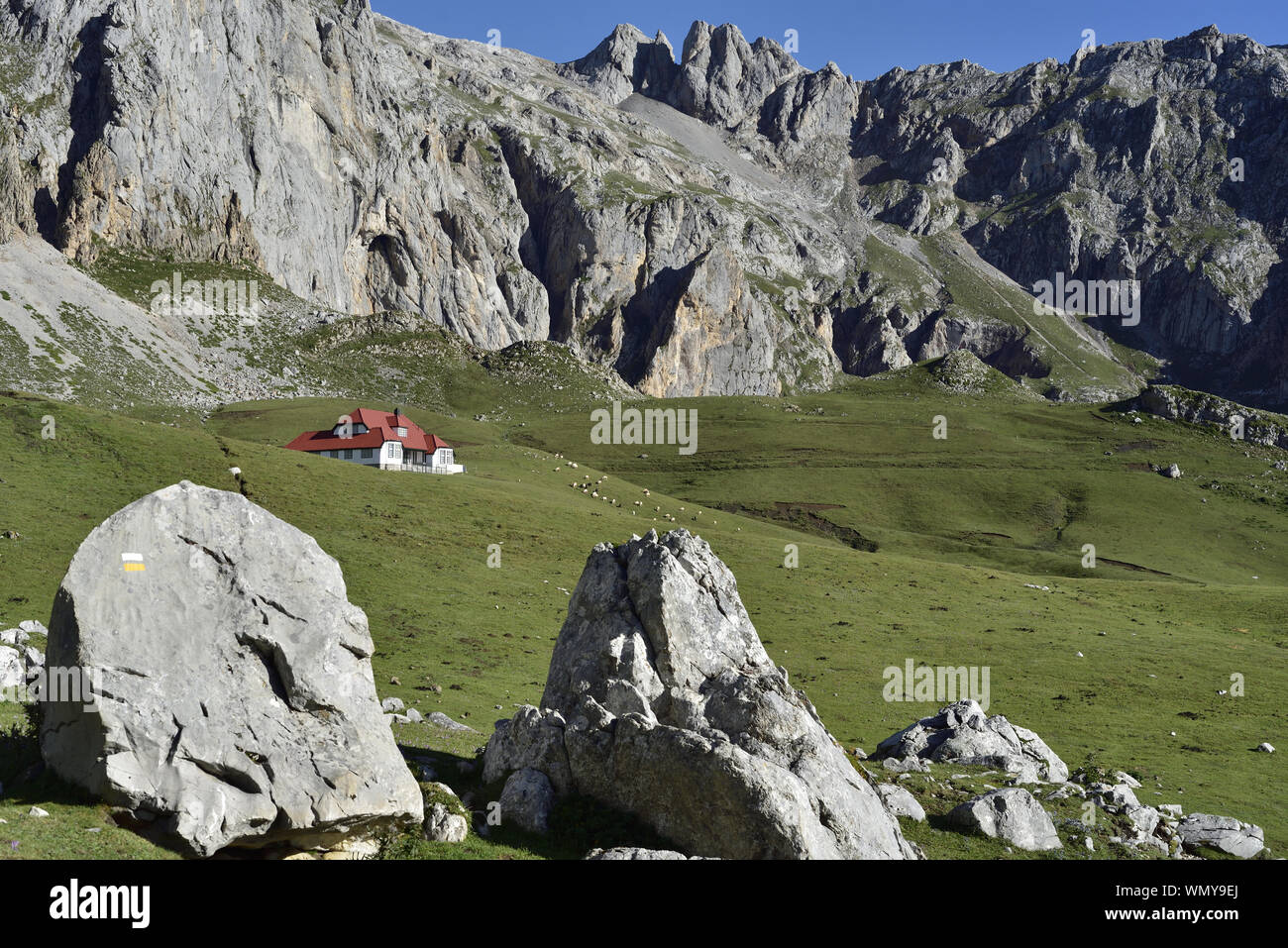 Chalet real hi-res stock photography and images - Alamy