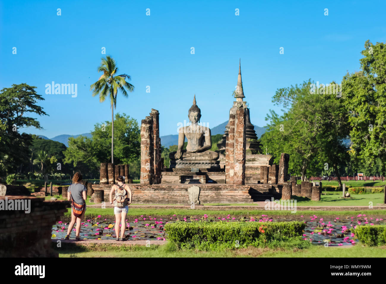 Two women statue hi-res stock photography and images - Alamy