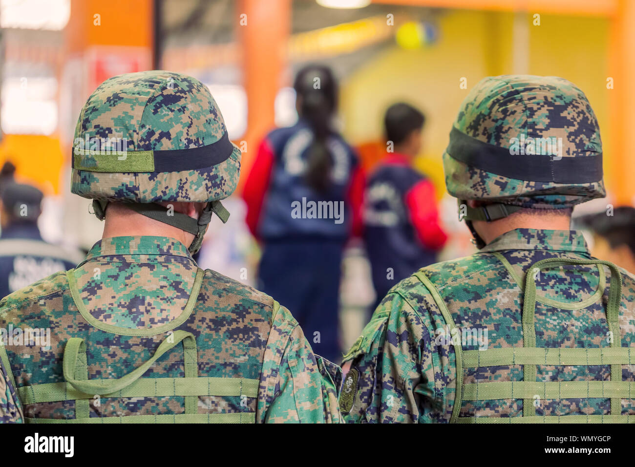 Two standing soldiers hi-res stock photography and images - Alamy
