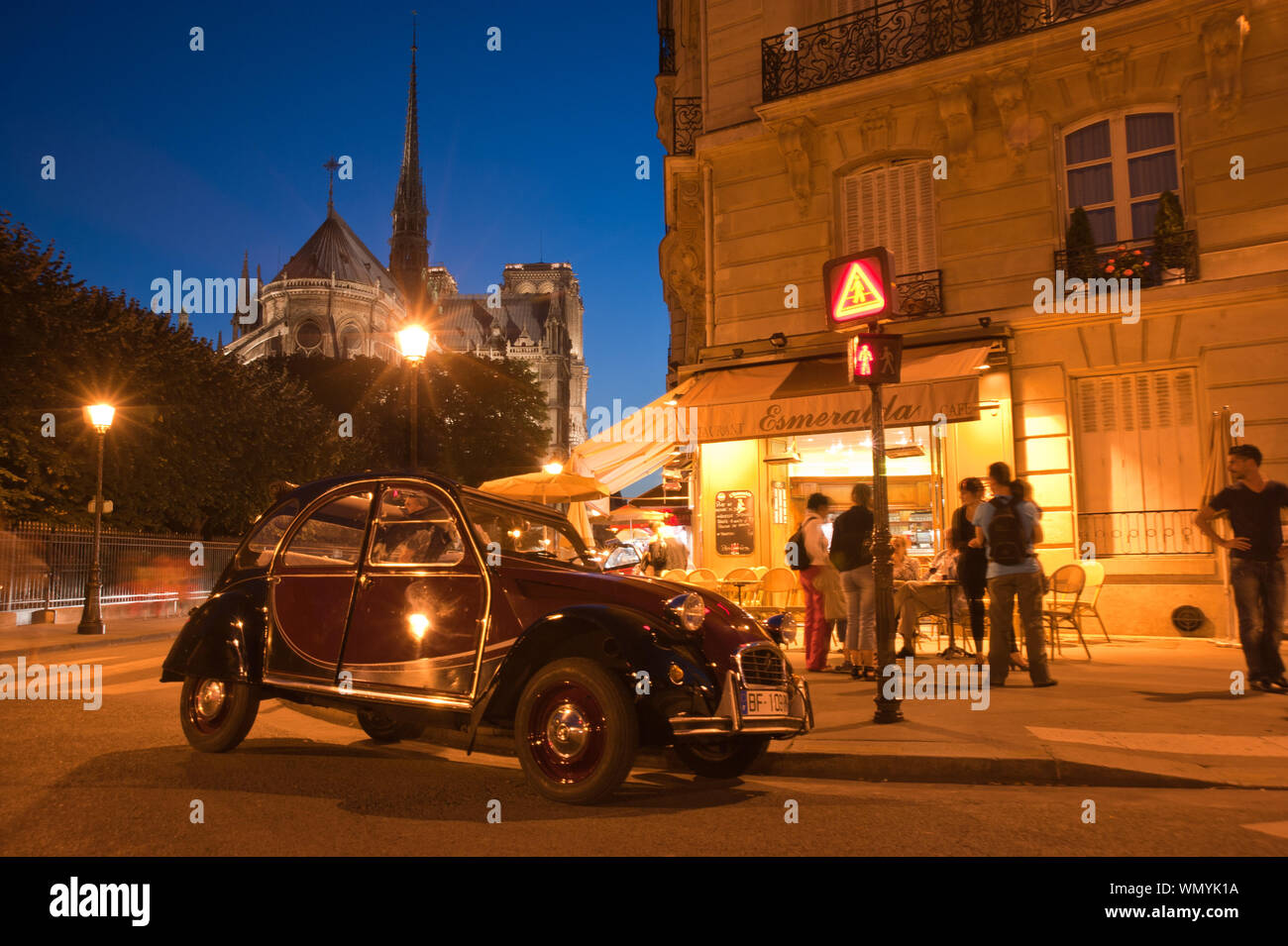 Paris, Ile de la Cite, Citroen 2CV Stock Photo - Alamy