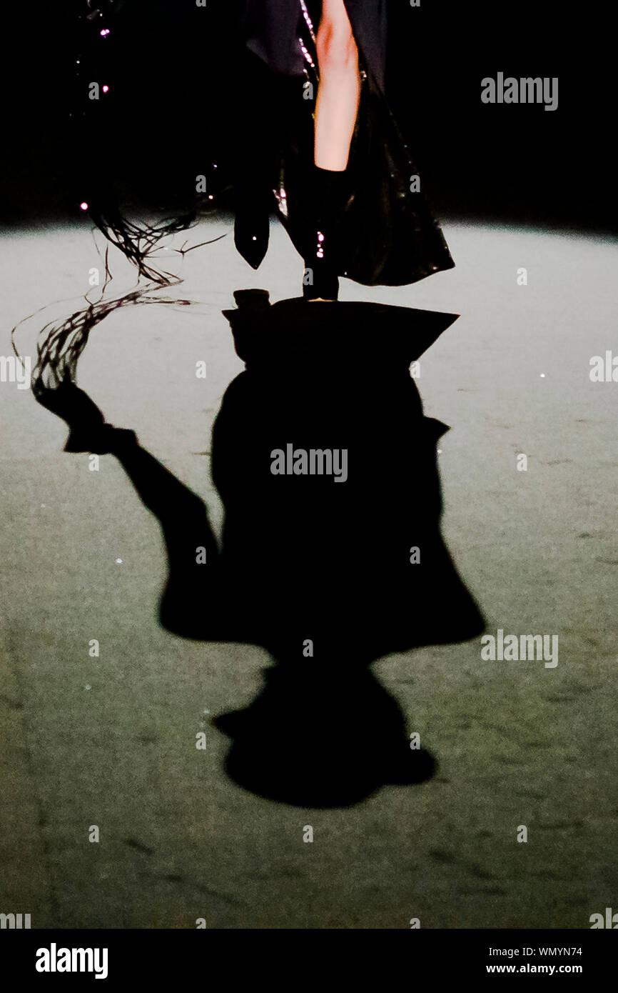 Catwalk fashion show hi-res stock photography and images - Alamy