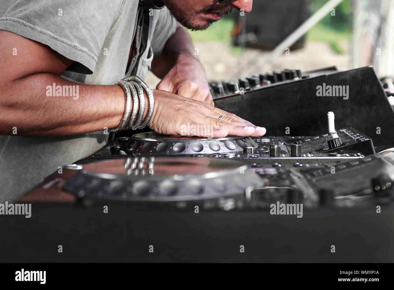 Disc jockey hi-res stock photography and images - Alamy