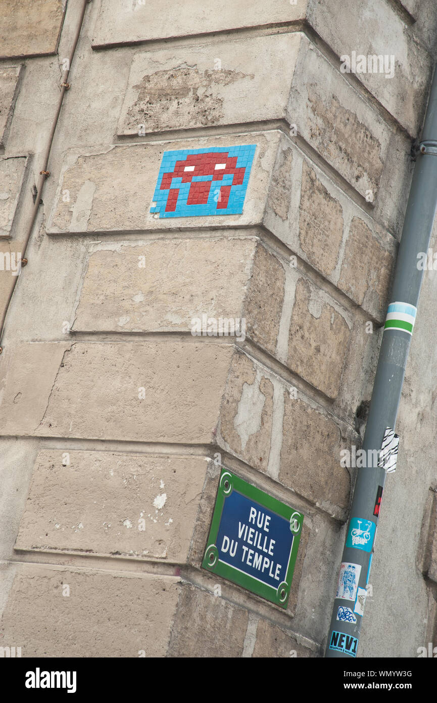 Paris street art invader hi-res stock photography and images - Alamy