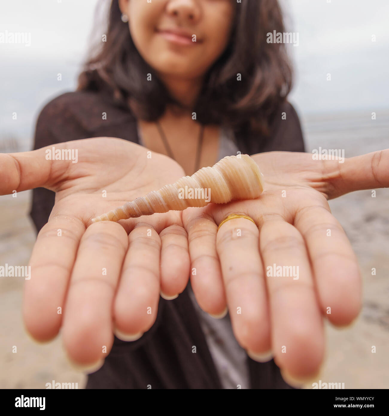 Girl with shell hi-res stock photography and images - Alamy