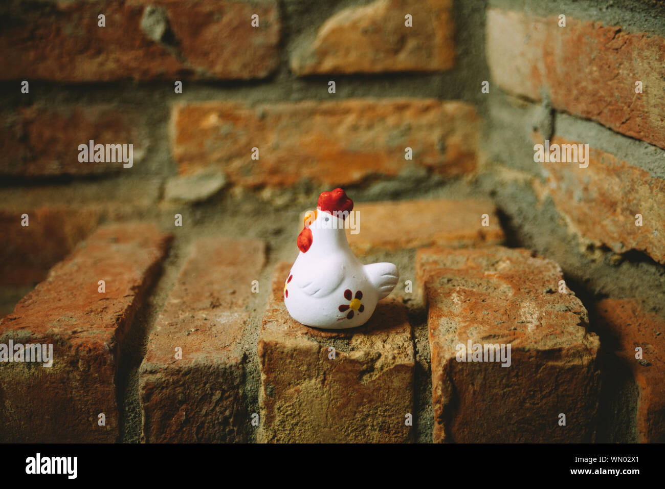 Red brick wall sculpture hi-res stock photography and images - Alamy