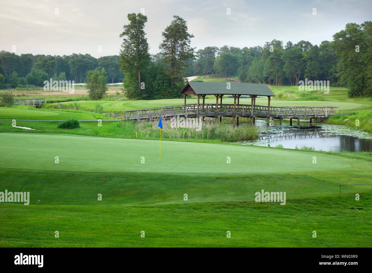 Waterfront golf course hi-res stock photography and images - Alamy
