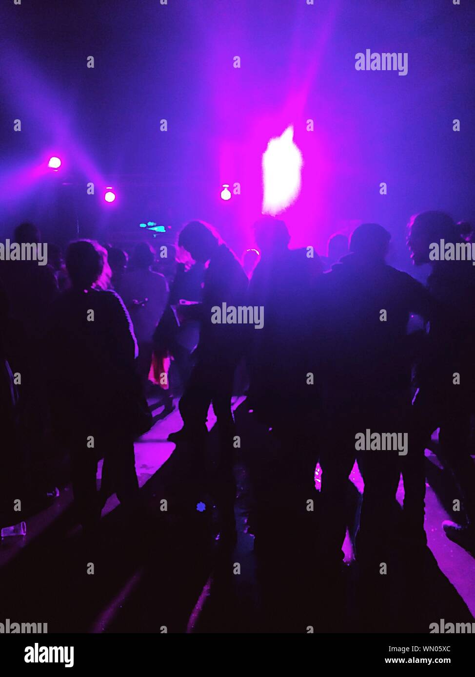 Crowd dance floor hi-res stock photography and images - Alamy
