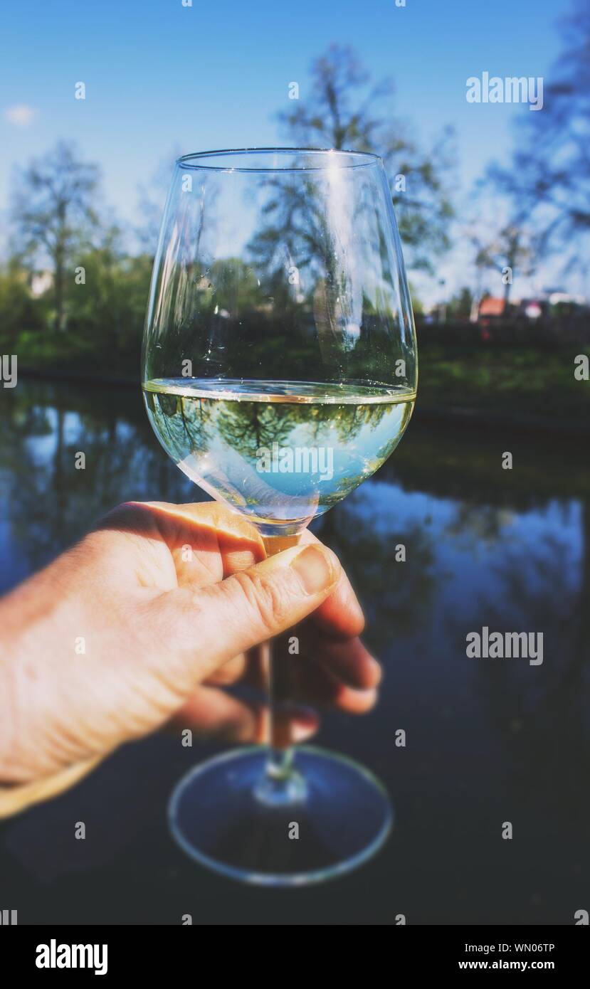 Hand holding a glass of water hi-res stock photography and images - Alamy