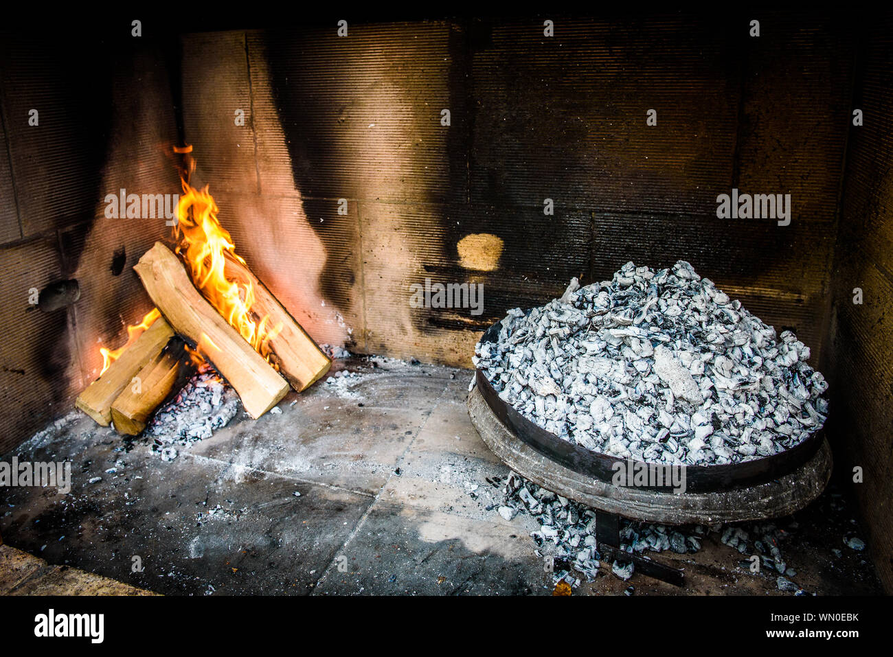 Fireplace coals hi-res stock photography and images - Alamy
