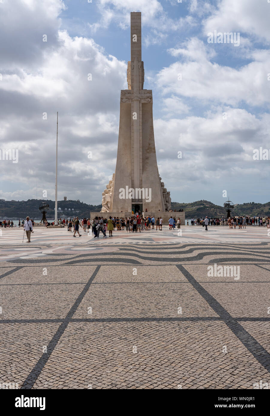 Discovery monument padrao dos descobrimentos in belem hi-res stock ...