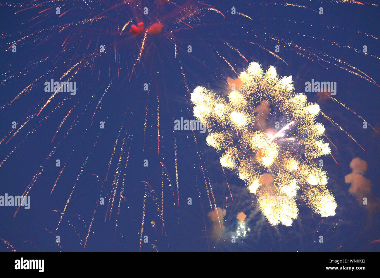 Fireworks at night sky hi-res stock photography and images - Alamy