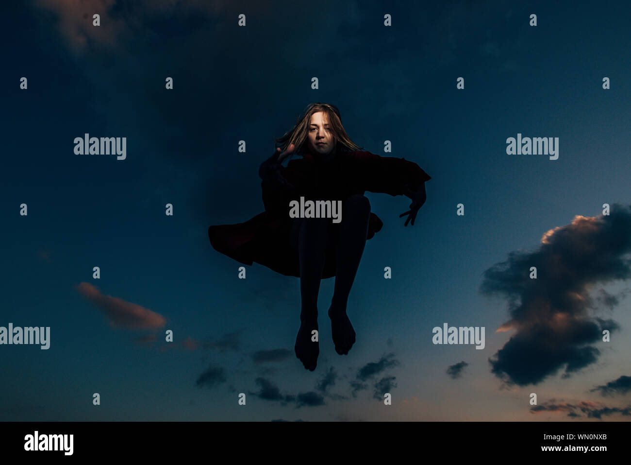 Dancer leaping sunset hi-res stock photography and images - Alamy