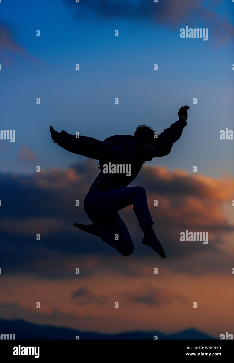 Dancer leaping sunset hi-res stock photography and images - Alamy