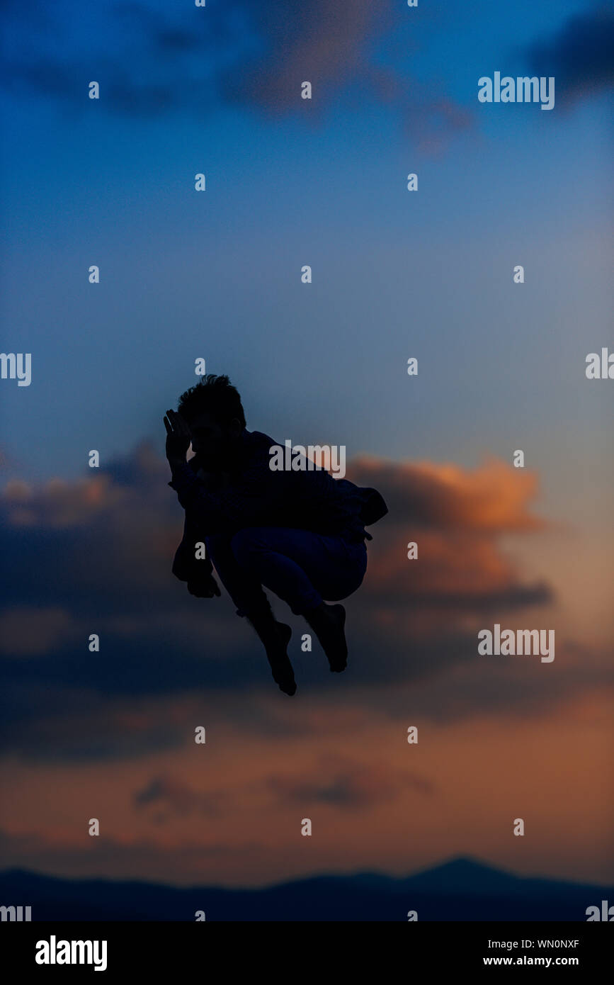 Dancer leaping sunset hi-res stock photography and images - Alamy