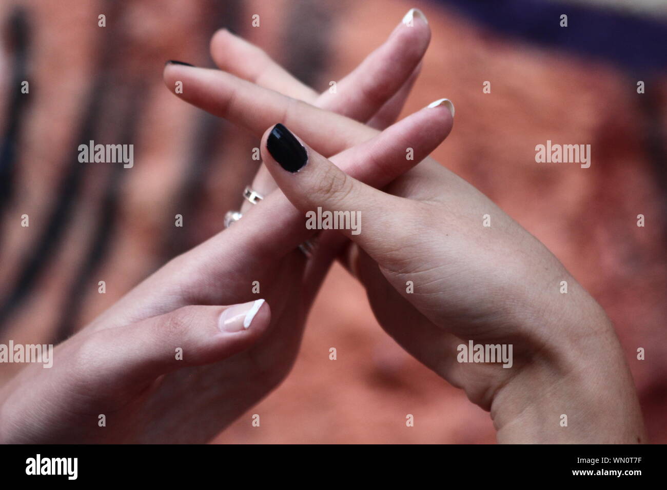 Ring of people holding hands hi-res stock photography and images - Alamy