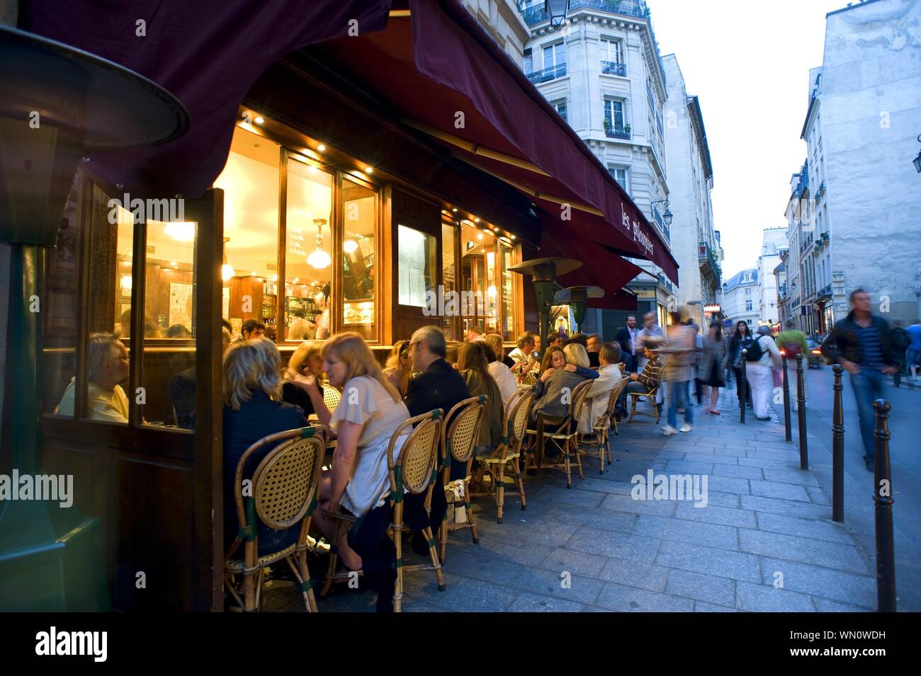 Open cafe marais hi-res stock photography and images - Alamy