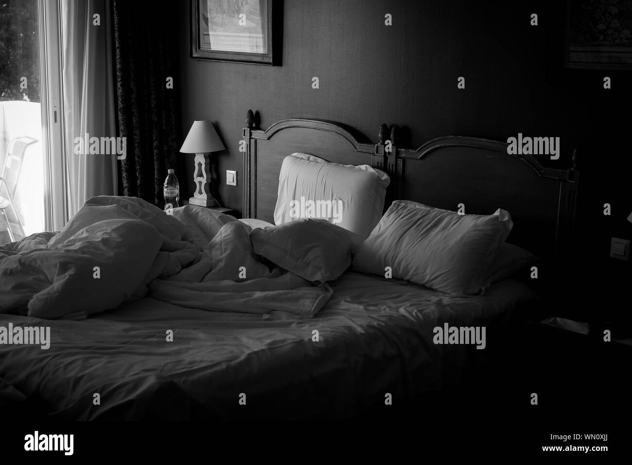 Empty room bed Black and White Stock Photos & Images - Alamy