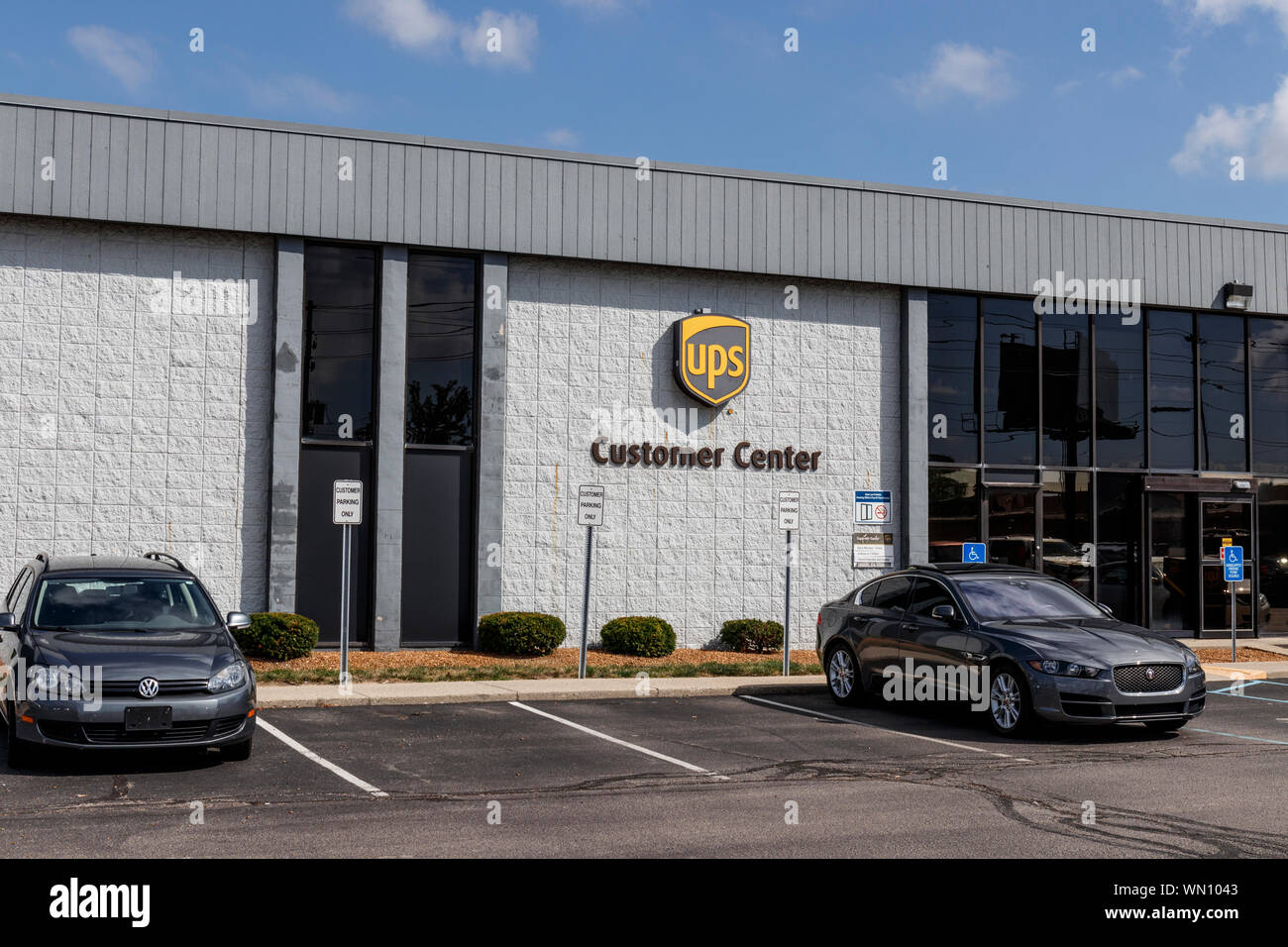 Customer center hi-res stock photography and images - Alamy