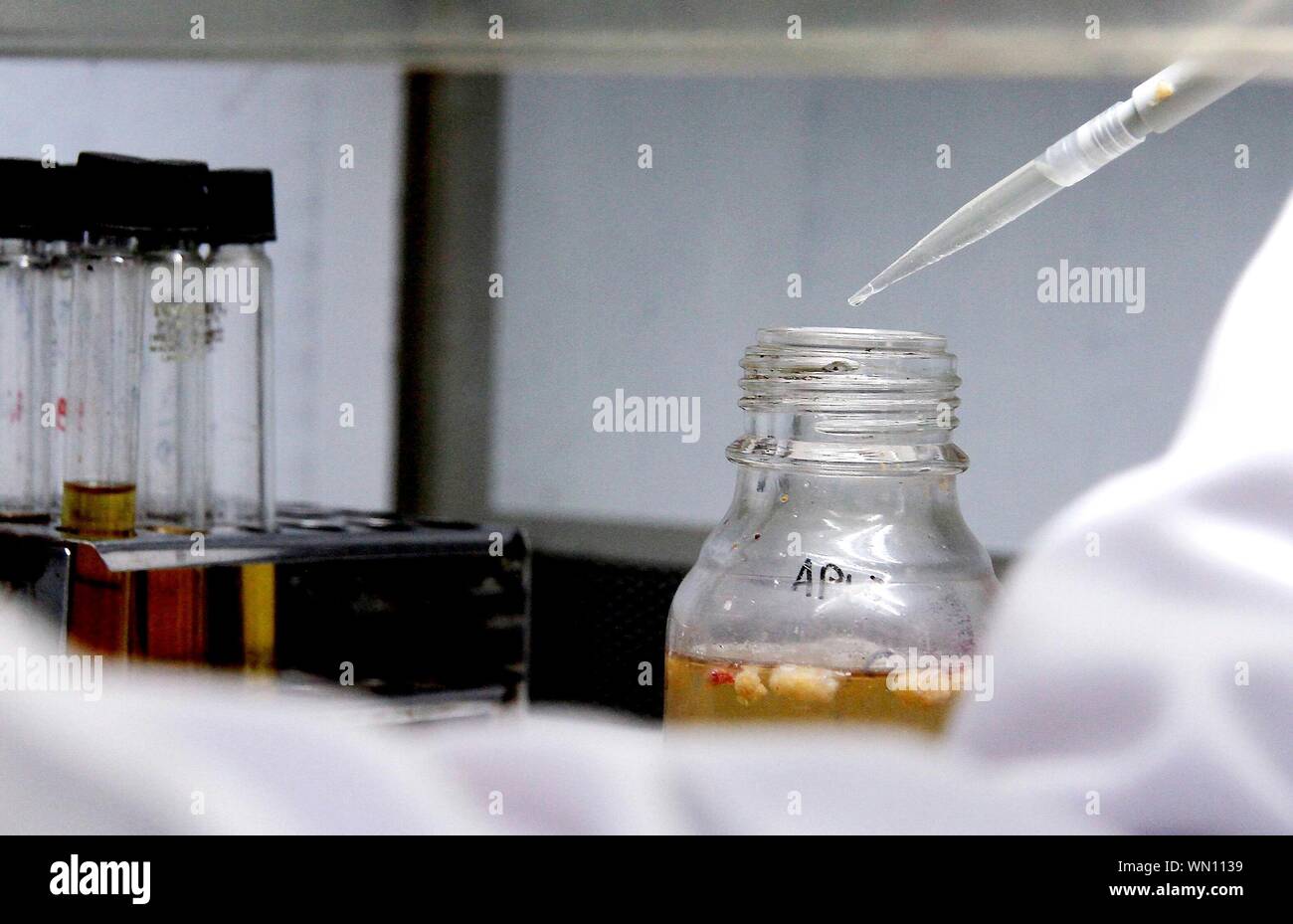 Pipette bottle hi-res stock photography and images - Alamy