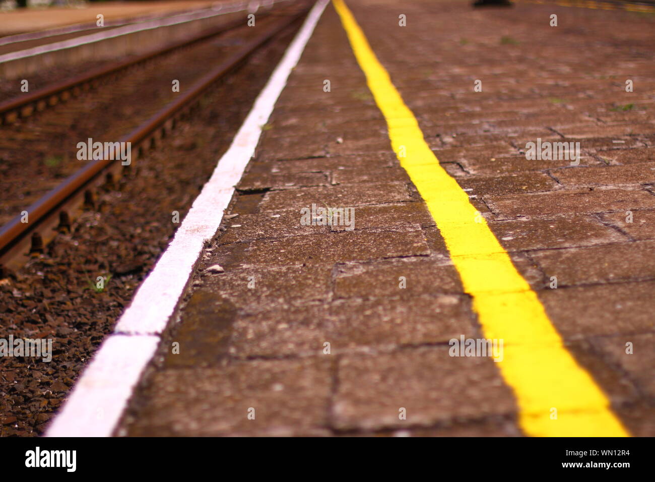 Yellow line on station platform hi-res stock photography and images - Alamy