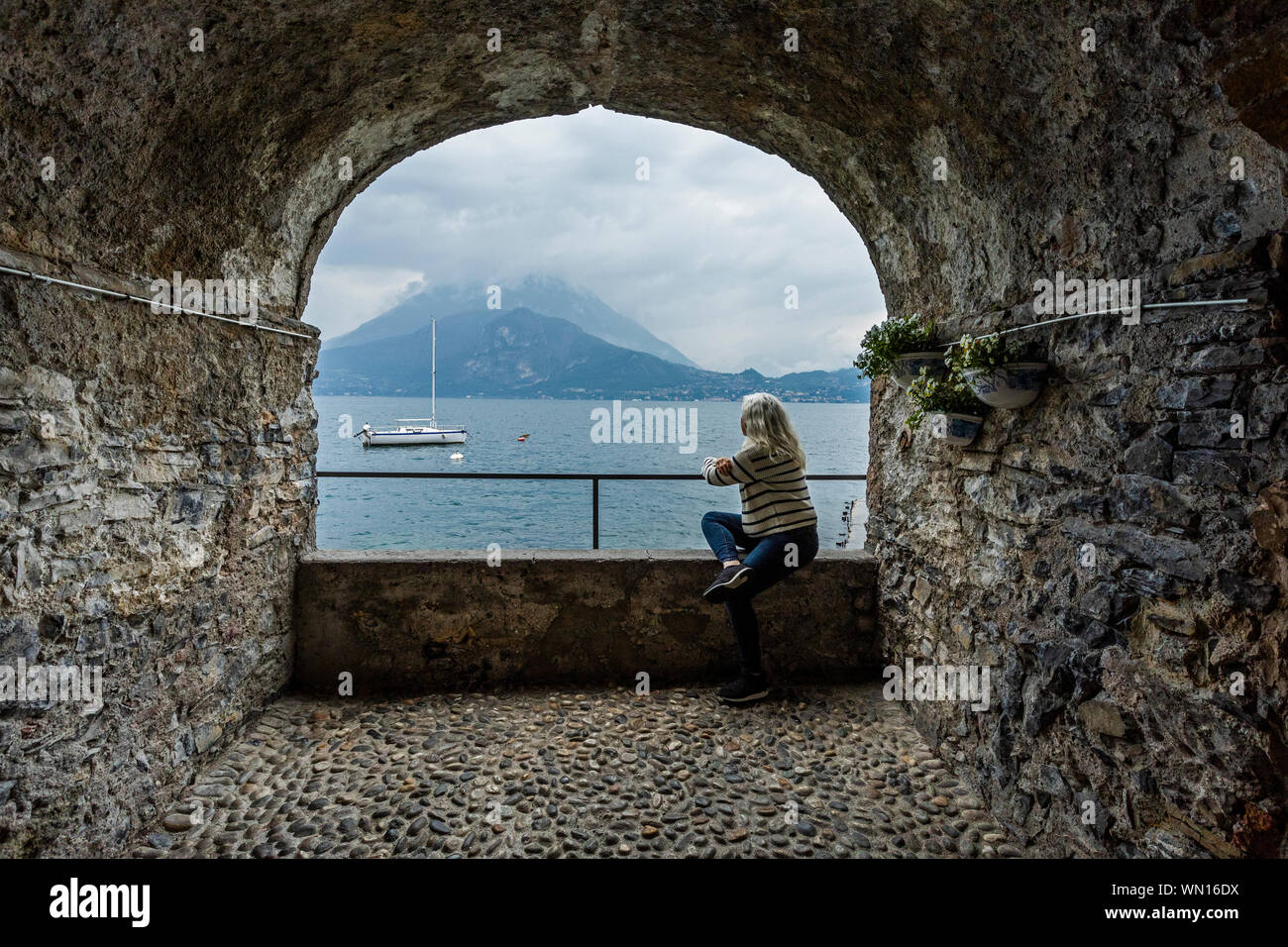 Woman sitting under arch hi-res stock photography and images - Alamy