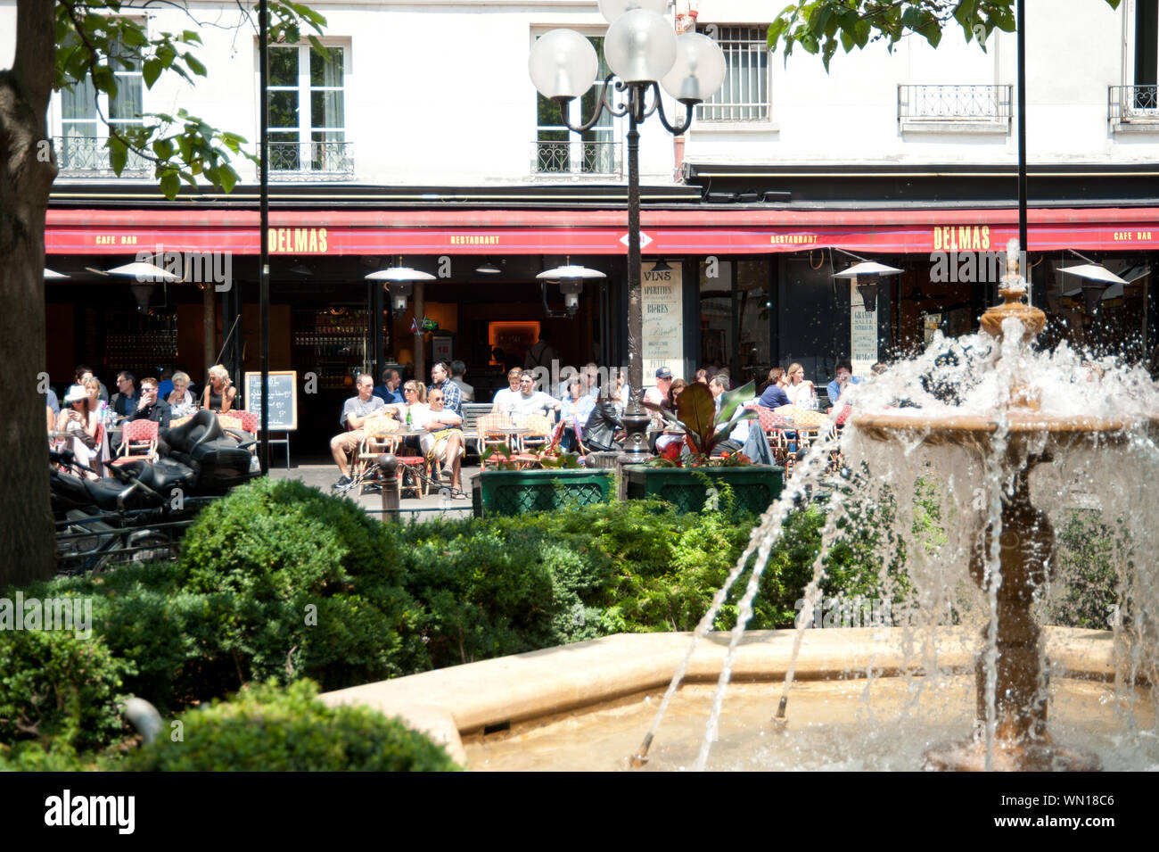 Paris, Place Contrescarpe Stock Photo - Alamy