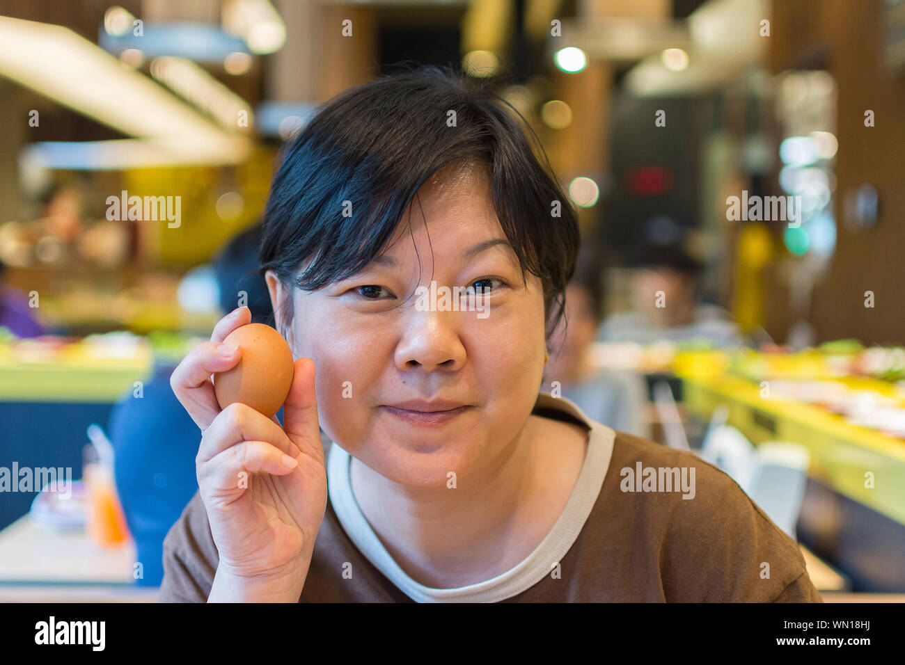 Woman holding egg hi-res stock photography and images - Alamy