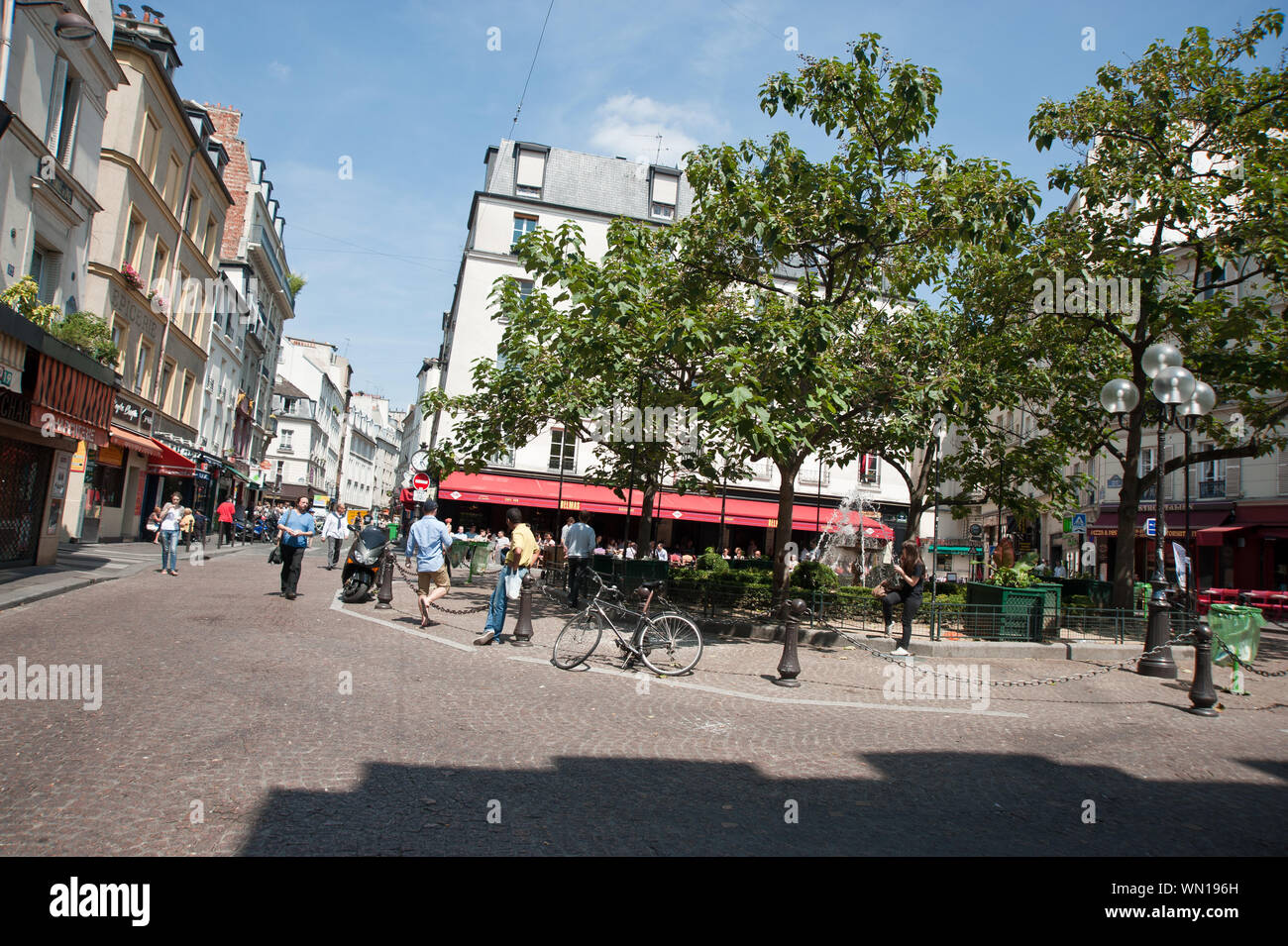 Paris, Place Contrescarpe Stock Photo - Alamy