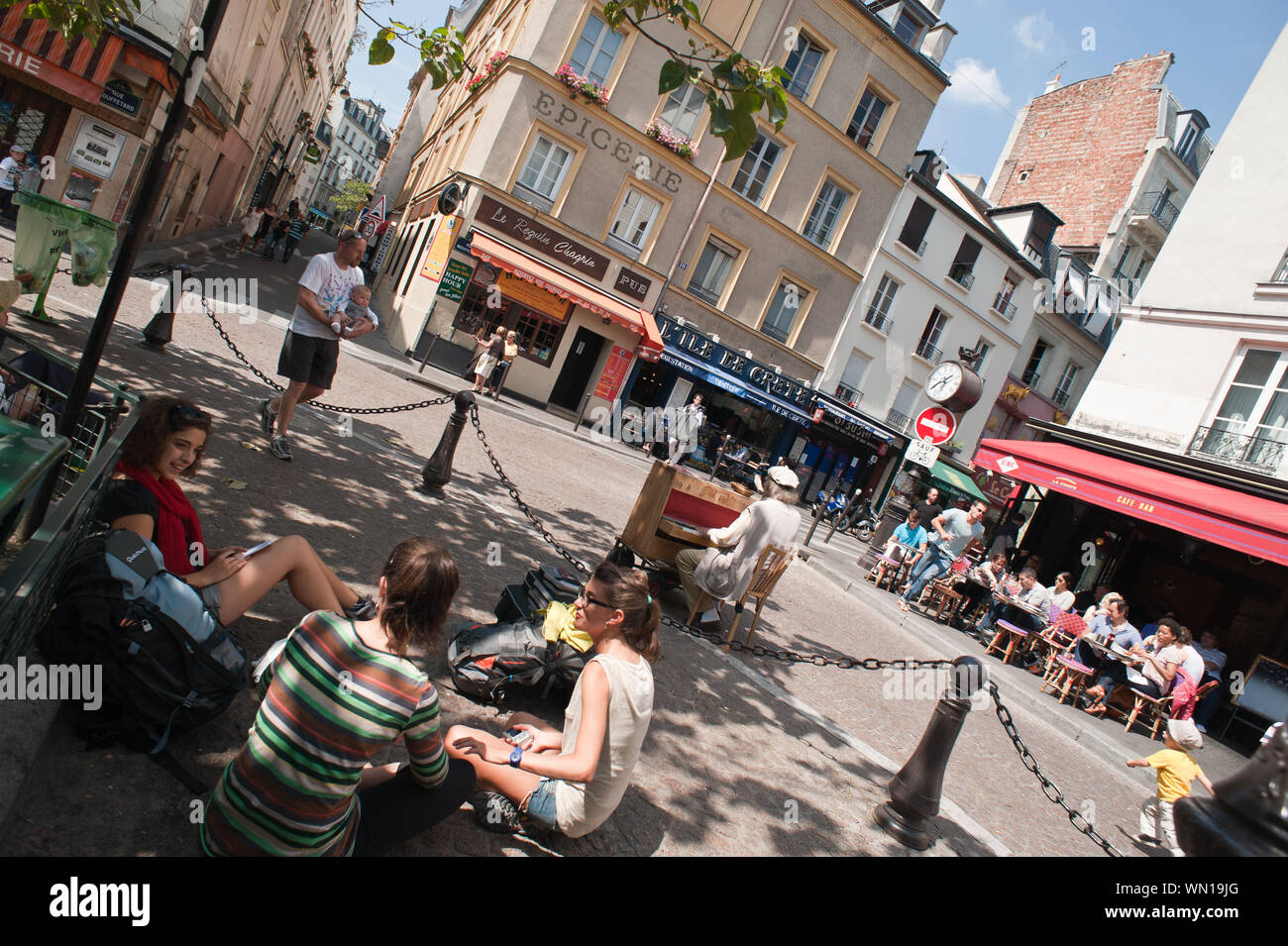 Paris, Place Contrescarpe Stock Photo - Alamy