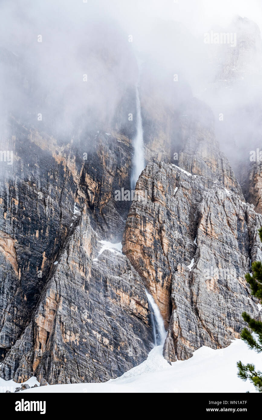 Snow falling down hi-res stock photography and images - Alamy