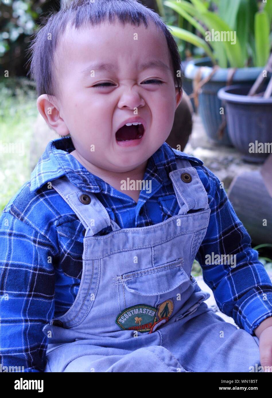Sitting baby crying hi-res stock photography and images - Alamy
