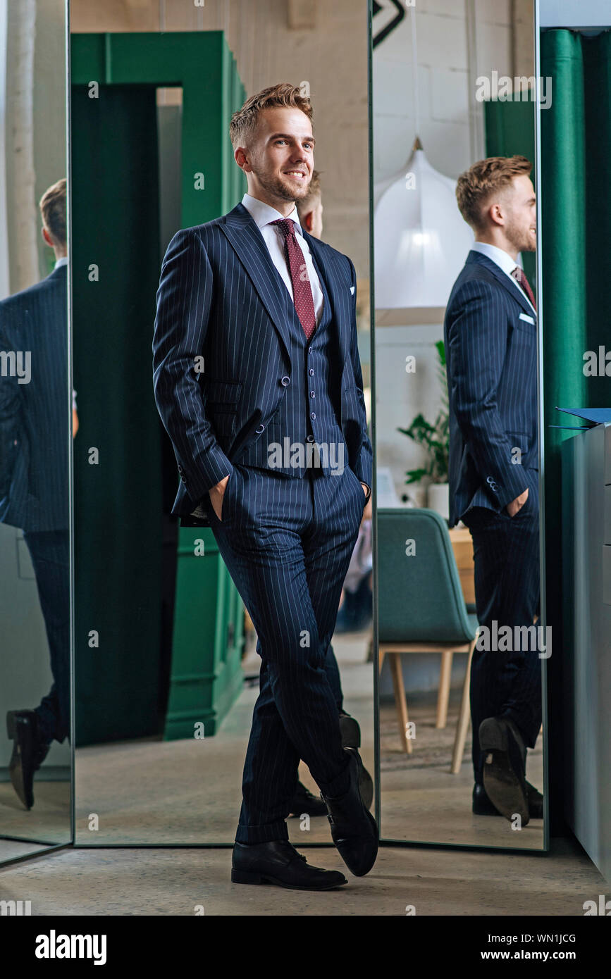 Man looking mirrors hi-res stock photography and images - Alamy